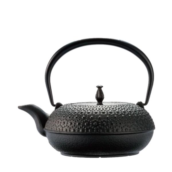 縁起のいい吉祥文様の一つである亀甲があしらわれた1Lサイズの鉄瓶。近年様々な素材の調理具が使われ鉄分が不足しています。鉄分が不足すると疲れやすくなり、貧血等様々な症状が現れてきます。鉄瓶でお湯を沸かすと、水の中のカルキ分灯の物質が除かれるた...