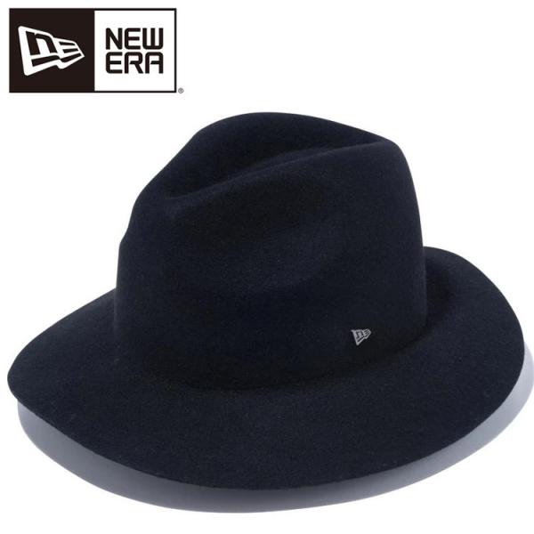 厚手のウールフェルトを採用し、メタルピン仕様のフラッグロゴを採用したハットコレクション。The Broadwayはワイドブリムが特徴的なシルエット。装飾を省いたミニマルなデザインで、美しいシルエットを強調しています。2WAY、メタルバッジ、...