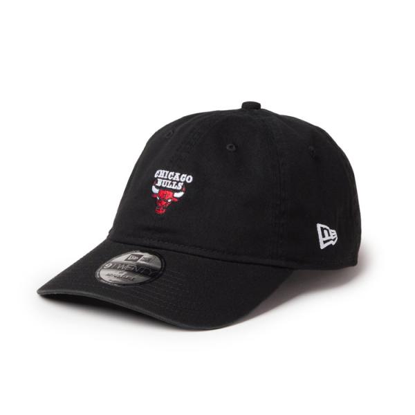 浅めの被り心地に仕上げた、カジュアルタイプのベースボールキャップ。ウォッシュ加工を施した柔らかな生地感が特徴のコレクションです。シルエットはフロント部分に芯がなく柔らかな被り心地が特徴の9TWENTY。リアのクロスストラップ（サイズ調整する...