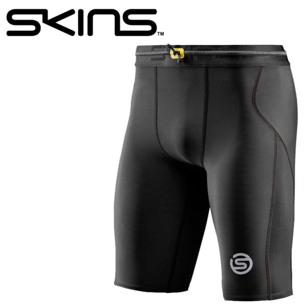 ■ボディケア / ゲームシャツ・パンツA400シリーズの後継モデルであり、SKINSの象徴的なアイテム。中〜高強度の活動を想定して設計されており、中強度の段階着圧で、臀部、大腿四頭筋、ハムストリングスをしっかりとサポート。筋肉の振動を抑制し...