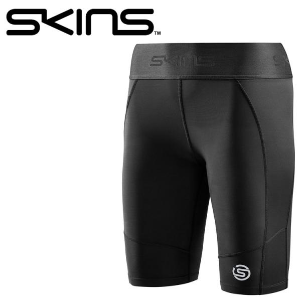 ■ボディケア / ゲームシャツ・パンツA400シリーズの後継モデルであり、SKINSの象徴的なアイテム。中〜高強度の活動を想定して設計されており、中強度の段階着圧で、臀部、大腿四頭筋、ハムストリングスをしっかりとサポート。筋肉の振動を抑制し...