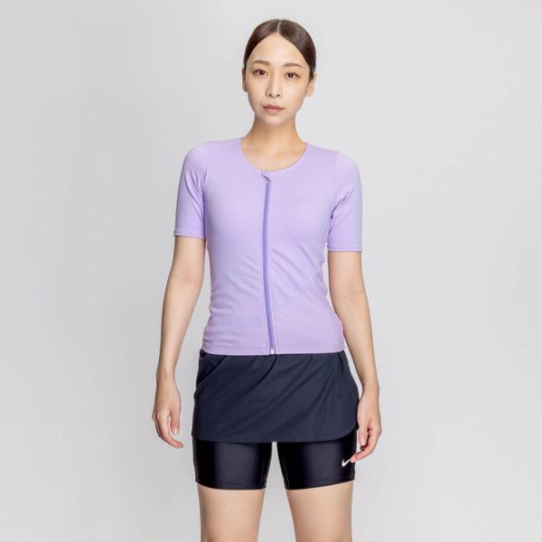 骨格ストレートタイプの方におすすめ、セパレートタイプのフィットネス水着。気になる上半身をすっきりカバーし「2in1」スカートショーツが体のラインを自然に引き立てる。トップスはジッパー付きで着脱が簡単、めくれ防止のスナップボタンでトップスとボ...