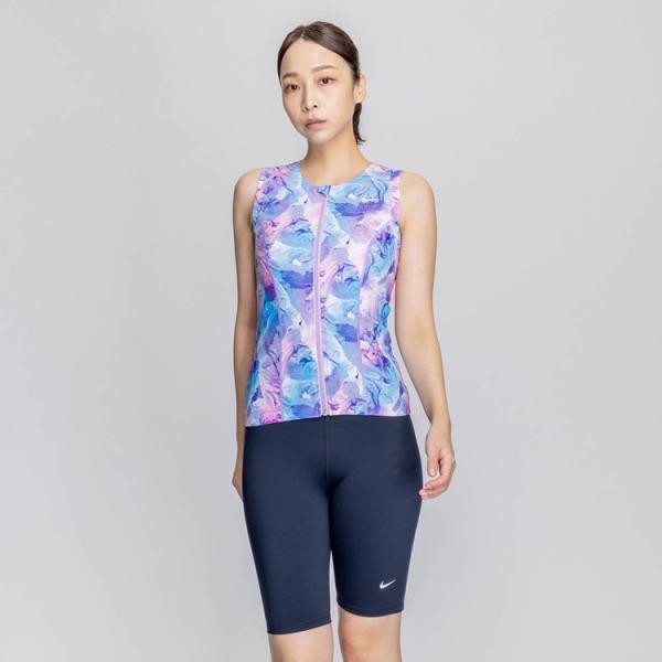 柔らかな色合いの華やかなプリントが顔まわりを明るく見せてくれるNikeの総柄水着。脇周りをスッキリ見せる、「ハミ肉防止」の仕様。トップスはジッパー付きで着脱が簡単、めくれ防止のスナップボタンでトップスとボトムスが留められる仕様。ブラカップ付...