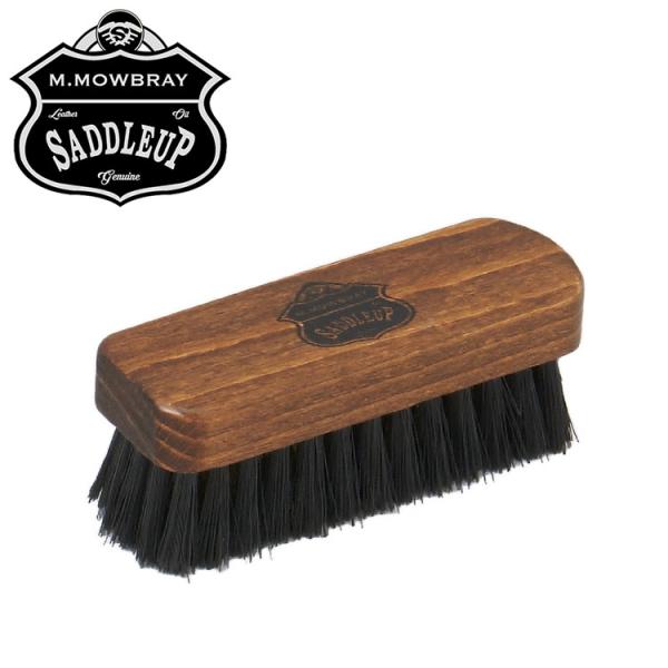 Saddle Up Suede Brush仕様にこだわりながらも、コストパフォーマンスを追求したスエード用のブラシ。波型のワイヤーを使用しているため、ブラッシング時のあたりが柔らかく、スエードの毛並みを荒らしたり、痛めたりしづらいです。・外...