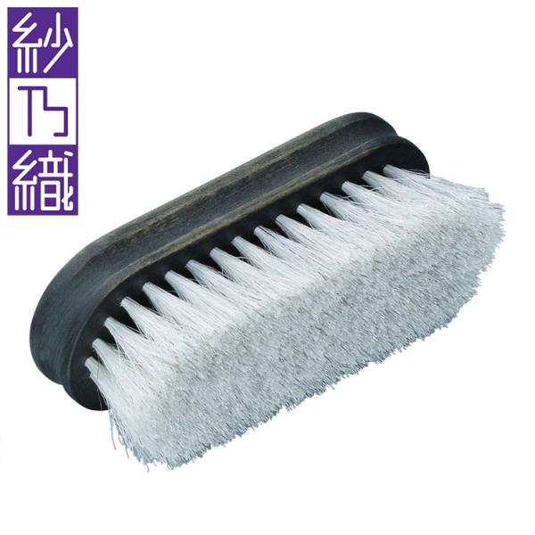Sanohata Brush Mane「馬の尾毛」を使用した、通常の馬毛ブラシよりも「細く柔らかい」毛質が特徴のたてがみブラシ。「コードバン」や「鏡面磨き」の仕上げ用、「バッグ」や「お財布」などの革小物のケアにおすすめです。持ち手の木には木...