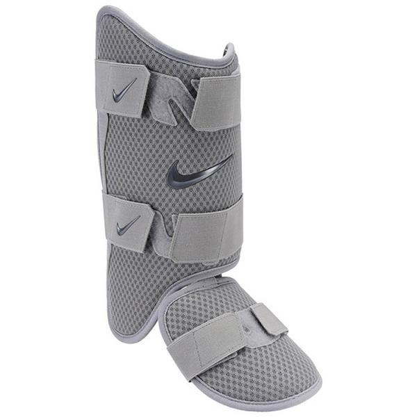 耐久性に優れ衝撃吸収するシェルがしっかりガード。つま先カバーは取り外し可能。ストラップは長さ調節可能。DRI-FIT素材がさらりと快適な状態をキープ。51% ポリエチレン・26% ポリエステル・15% エチレン酢酸ビニル・6% ゴム・2% ...