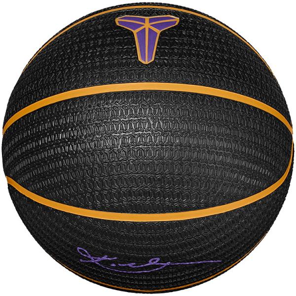 コービー・ブライアントのシグネチャーロゴがグリップパターンとしてボールの表面全体に施されたシグネチャーボール。野外コートでの使用に最適な耐久性のあるゴムを使用したボール。●推奨使用環境:野外100% ゴム【メーカー取り寄せ商品】 こちらの商...