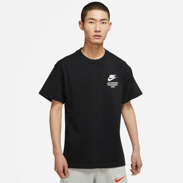 ナイキ スポーツウェア Tシャツは、厚手のコットンジャージーとマックス90のシルエットにより、特別な構造とデザインを実現。NBAのプレーヤーとスタッフのためにデザインされた入手困難なアパレルをイメージしたプリントディテールをあしらっています...