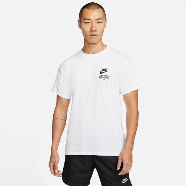 ナイキ スポーツウェア Tシャツは、厚手のコットンジャージーとマックス90のシルエットにより、特別な構造とデザインを実現。NBAのプレーヤーとスタッフのためにデザインされた入手困難なアパレルをイメージしたプリントディテールをあしらっています...