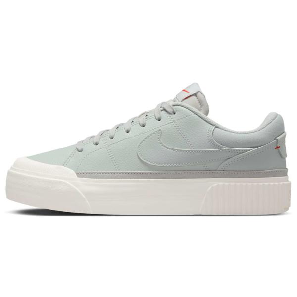 コート風のスタイルをアップデート。ナイキ コート レガシー リフトでワンランク上のスタイルを実現。 プラットフォームミッドソールが、履きやすい定番デザインに大胆な存在感をプラスします。 人気のフィット感もキープ。【アッパー】天然皮革+合成繊...