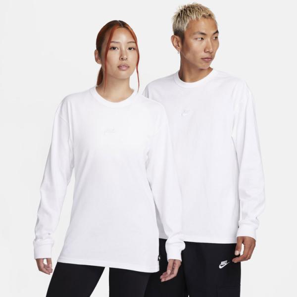 ナイキ スポーツウェア ロングスリーブ Tシャツは、ゆったりとしたフィット感で、気楽で快適なスタイルを演出します。 厚手のオーガニックコットン素材が、しっかりとした柔らかい肌触りを提供します。 前面中央の控えめなFuturaロゴが、特徴的な...