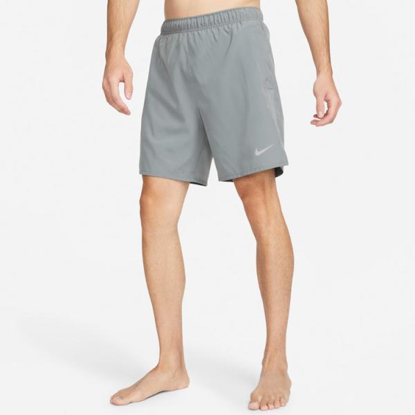 ランニング、トレーニング、ヨガに適した、速乾性に優れたチャレンジャー ショートパンツ。ゆったりとしたフィット感で、軽くて涼しい状態をキープし、全力の動きをサポート。 ランニング以外でも着用できるデザインを追求。トラックからジムへ移動するとき...