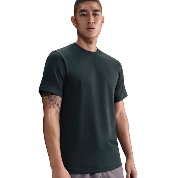 ラン、フィットネスバイク、リフト、ストレッチなど、どんなワークアウトでも、速乾性に優れたプライマリー トップが体をしっかりカバー。 柔らかくて快適な着心地を追求したデザインで、脇下の通気孔によりトレーニング中も涼しい着心地が持続します。本体...