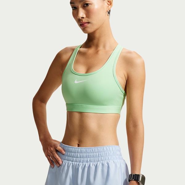 運動中もパッドがずれることはありません。パッドを縫い込んで固定したスウッシュ ブラ。ずれたり折れ曲がったりする心配もなく、ハードな運動に専念できます。ワークアウトやダンスクラスに最適。ミディアムサポートで快適に包み込み、ずれを防止します。速...