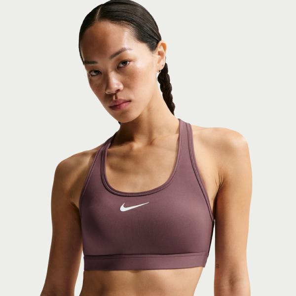 運動中もパッドがずれることはありません。パッドを縫い込んで固定したスウッシュ ブラ。ずれたり折れ曲がったりする心配もなく、ハードな運動に専念できます。ワークアウトやダンスクラスに最適。ミディアムサポートで快適に包み込み、ずれを防止します。速...