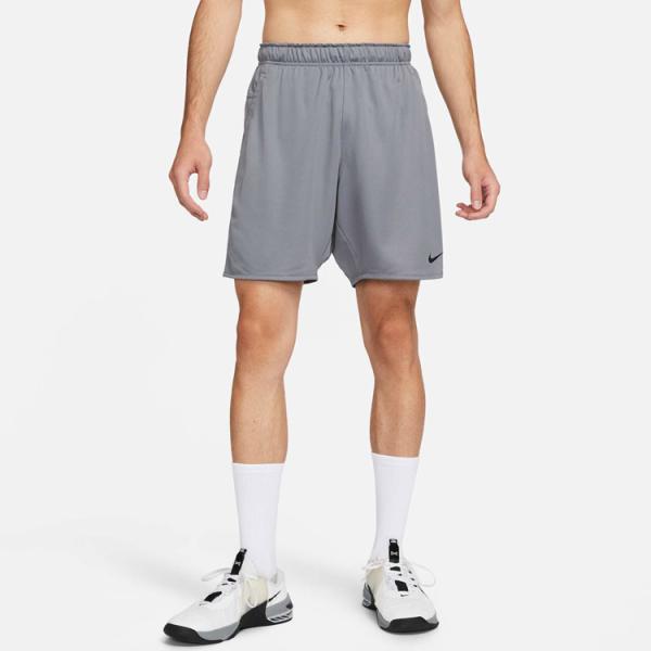 速乾性に優れたトータリティ ショートパンツは、トレーニング用にデザインされたシンプルでフレッシュなアイテム。 ゆったりとしたフィット感と滑らかな素材で、ジムでのトレーニング中やその後の自宅でのお気に入りのワークアウト中にも快適な着用感を提供...