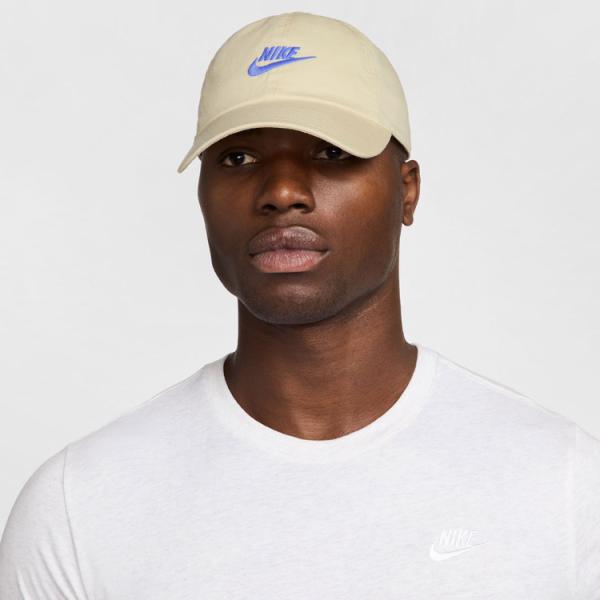 さまざまなスタイルを楽しめる、中程度の深さのクラシックなNike Clubキャップ。滑らかなコットンツイル素材に柔らかいウォッシュ加工を施し、かぶり始めたその日から快適な着用感を提供します。曲線的なつばがカジュアルなスタイルを演出。後部スト...