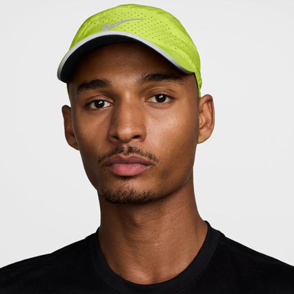ナイキ フライ キャップは、ウォームアップからクールダウンまで、ワークアウト中に大活躍のアイテム。 通気性に優れた素材に速乾性を高めるテクノロジーを取り入れた、柔らかく浅めのデザインで、いつでも涼しくフレッシュな状態をキープします。 後部の...