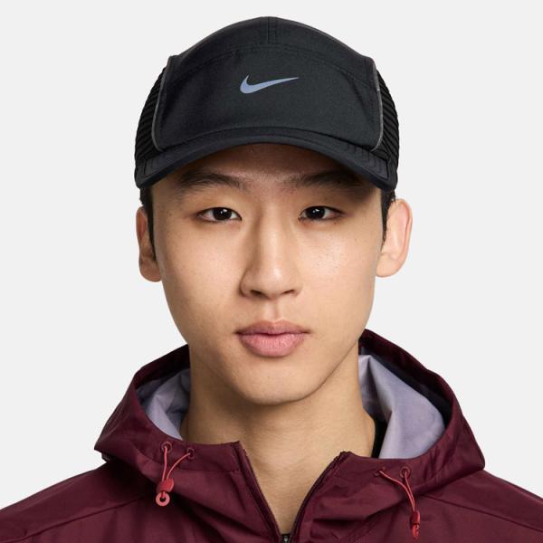 ナイキ フライ キャップで、フィットネスをレベルアップ。 浅めのデザインとスポーティーなフィット感は、ワンランク上のラン、リフト、エクササイズクラスに最適です。 速乾性に優れた素材とAeroAdaptサイドパネルで、さわやかで涼しい状態をキ...