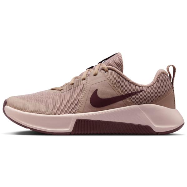 最後のセットまで、ウェイトのリフトやホールドも安定してこなせるMC トレーナー 3。 好きなワークアウトをしている際に、丈夫でフラットなベースがしっかりとした安定性をもたらします。 快適なアッパーが左右の動きの固定感をキープ。 足裏が快適で...