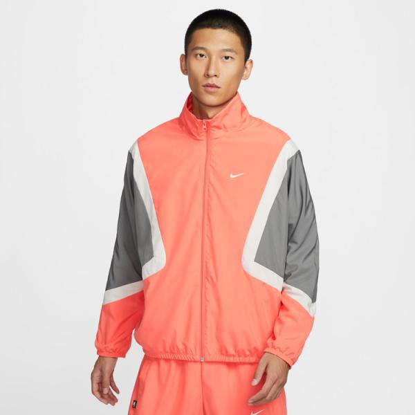 コートの中でも外でもワードローブに欠かせない、軽量で通気性に優れたアイコン ジャケット。 ゆったりとしたフィット感のフルジップデザインが、レトロなウォームアップウェアのテイストを演出。重ね着しやすいデザインで、いつでも試合の準備は万全です。...