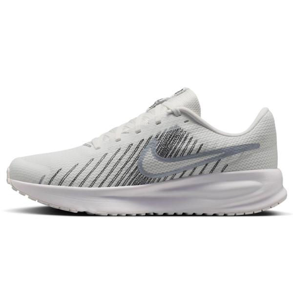 Nike Run Defyは、思いのままに走れるシューズ。フォームミッドソール、通気性に優れたアッパー、確かなトラクションを組み合わせ、どんな距離やペースのランにも対応できるシューズに仕上げました。アッパーにメッシュ素材を使用し、通気性を強...