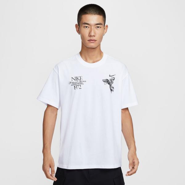 このマックス90 Tシャツで、定番アイテムをワンランクアップ。ドロップショルダー、長めの袖に、身頃からヒップまでゆとりを持たせたルーズフィットのデザインで、カジュアルなスタイルを演出します。適度なボリュームのコットンを使用し、柔らかくややし...