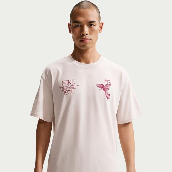 このマックス90 Tシャツで、定番アイテムをワンランクアップ。ドロップショルダー、長めの袖に、身頃からヒップまでゆとりを持たせたルーズフィットのデザインで、カジュアルなスタイルを演出します。適度なボリュームのコットンを使用し、柔らかくややし...