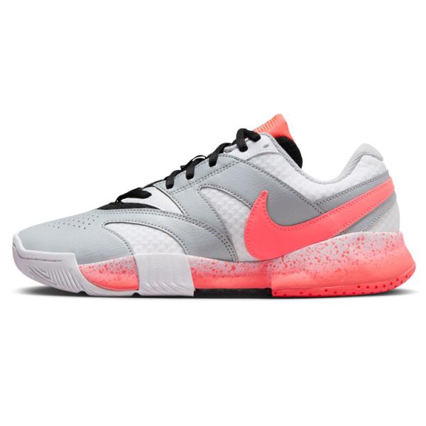 90年代のテニスシーンで、当時最もホットなプレーヤーの足元を飾ったホット ラバのデザインは、その大胆で型破りなスタイルによってコートで注目を浴びました。その当時のアイコニックなスタイルが、この特別なコート ライト4で復活。通気性に優れたメッ...