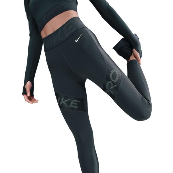 存在感のあるスタイルでハードに運動できる、速乾性に優れたレギンス。 クラシックなNike Pro素材よりも厚手で伸縮性のある適度なボリュームの素材を使用し、なめらかな着用感を実現。幅広のウエストバンドと光沢のあるパネルが、ワンランク上のスタ...