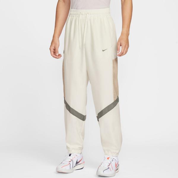 バスケットボールからヒントを得たこのパンツは、どこへ行く時も個性的なコートスタイルを演出。軽量のウーブンシェルと柔らかい起毛素材の裏地を重ね、ゆったりとしたフィット感に仕上げました。いつものウォームアップのような、心地よい着用感です。なめら...