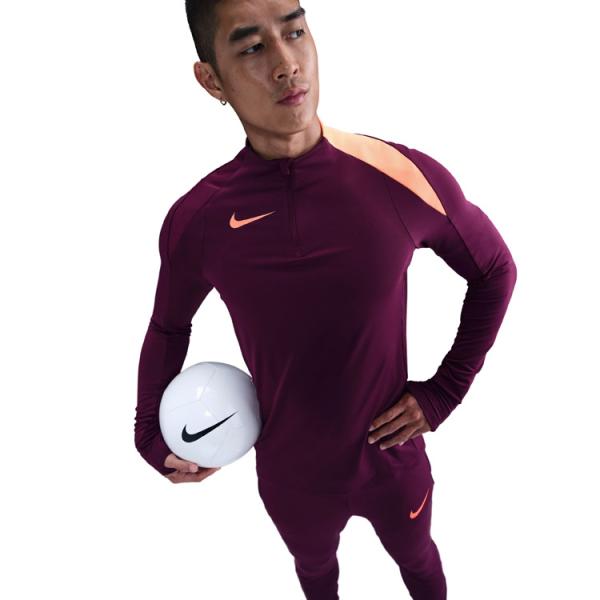 トレーニング中もそれ以外のシーンでも汗をコントロールできる、ストライク ドリルトップ。スリムフィットのデザインとなめらかな肌触り、通気性に優れた構造により、ハードに動いても涼しい状態を保ちます。Nike Dri-FITテクノロジーが、肌から...