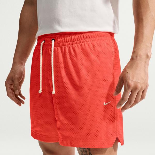 練習によって到達できる境地。この練習用ショートパンツは、NikeのDri-FITテクノロジーにより、試合のために黙々と練習しているときにも涼しく快適な状態をキープします。最高のプレーを実現しましょう。Nike Dri-FITテクノロジーが、...