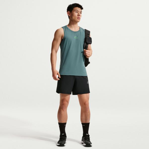 速乾性を高めるDri-FITテクノロジーとなめらかで通気性に優れた素材が合体したスリムフィットのナイキ プロ タンクトップ。快適な着用感でトレーニングに集中できます。曲線的な裾で、ハードなワークアウト中もしっかりと体をカバーします。特長・N...