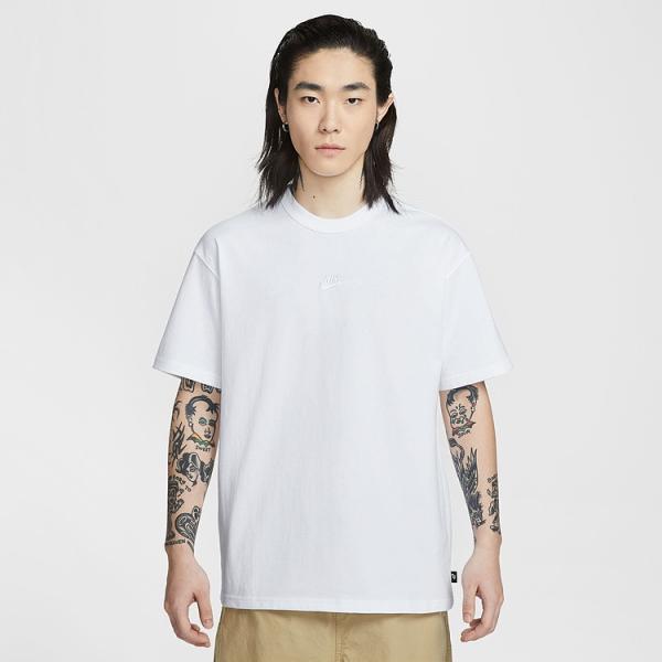 すっきりとしたクラシックスタイル。ゆったりとしたフィット感のTシャツです。厚手のオーガニックコットン素材は質感があり、しっかりとした風合い。耐久性が高く、毎日活躍する快適なアイテムに仕上げました。More Details  刺繍のロゴ リブ...