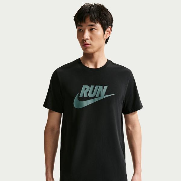 クラシックなフィット感のTシャツを着て、距離を重ねよう。速乾性に優れたコットンブレンド素材を使用。柔らかで通気性が高く、軽量で快適な着心地です。Nike Dri-FITテクノロジーが、肌から汗を逃がしてすばやく蒸発させ、さらりと快適な状態を...