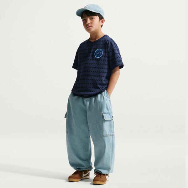 Nike基準で仕立てた、パーフェクトなTシャツ。適度なボリュームで程よいドレープを備えたコットンTシャツ。毎日着たくなる、クローゼットのマストアイテムです。柔らかく通気性に優れたコットン素材。ゆったりとしたシルエットのルーズフィットデザイン...