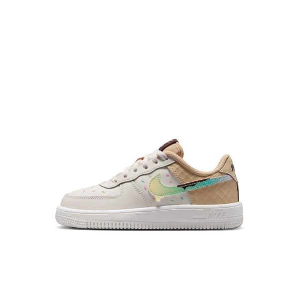 AF1は、小さなキッズの足のために特別にデザインされたフォース1です。アッパーに美味しそうなパネルを配し、幅広のトゥボックスでスプーンもう一杯分の快適さをプラス。たまには足元にも甘いごほうびを。【アッパー】合成皮革+天然皮革+合成繊維【アウ...