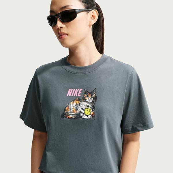 クラシックで快適。適度なボリュームのコットン素材を使用した、ゆったりとしたTシャツ。柔らかく、ややしっかりとした肌触りが特徴です。本体:綿 100%【メーカー取り寄せ商品】 こちらの商品はメーカー手配の為、完売の場合もございます。在庫の有無...