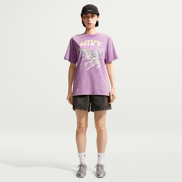 カジュアルで快適な着心地のTシャツ。軽量コットン素材を使用し、柔らかな肌触りに仕上げました。ヴィンテージウォッシュ加工が奥行きのある表情を加え、ゆったりとしたフィット感がリラックスしたスタイルを演出。本体:綿 100%【メーカー取り寄せ商品...