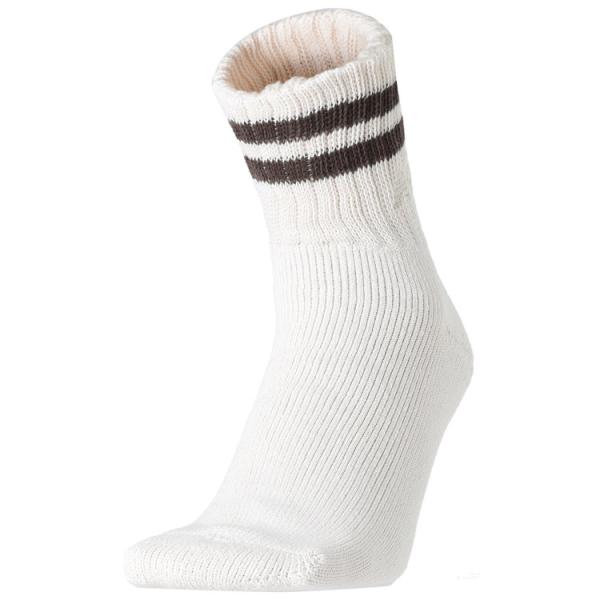 総パイル仕様のフット部分が、タオル地のような柔らかさと通気性を提供する15cm丈のコンフォートショートソックス。締め付けが少ないストレスフリーな履き口部分は、表糸を増やし裏糸を抜き、表糸+ゴム糸だけで編みました。独特な味のある表面感を醸し出...