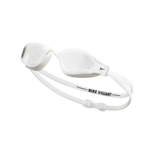 視界が広く、ナイキ史上最も着け心地がよいスイミングゴーグル。初心者から水泳経験者まであらゆる人にオススメな万能モデル。交換可能な4サイズのノーズブリッジ付き。特徴的な形状のバッククリップがフィット感を向上させる。【メーカー取り寄せ商品】 こ...