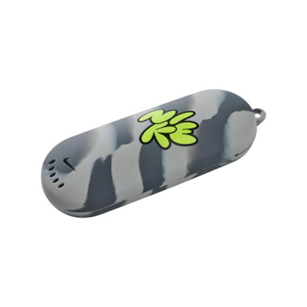 大きめのスイミングゴーグルも入るケース。傷つきやすいゴーグルレンズを保護し、長く使うためのマストアイテム。サイドを軽く押すとトップが開き、簡単に出し入れできる。【メーカー取り寄せ商品】 こちらの商品はメーカー手配の為、完売の場合もございます...