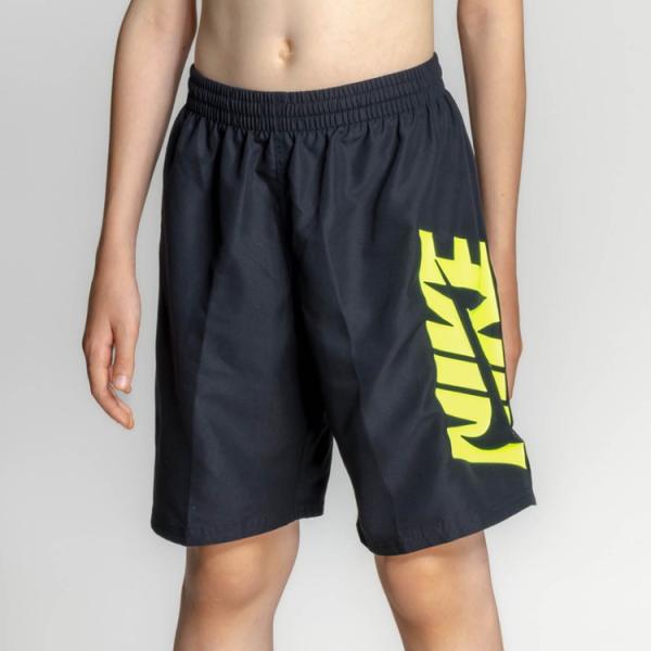 クールなNIKEロゴが特徴のキッズボレーショーツ。付属のドローコードによりウエスト調節が可能。股下7インチ(17.7cm)。ヒップポケット、ショーツ型インナーつき。本体 (ポリエステル100%)、裏地 (ポリエステル100%)【メーカー取り...