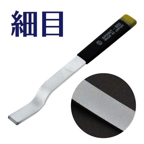 バリ取りで定評のある“ヴァリイト”を曲げて“ヴァリト-M”として生み出しました。いわゆるコテヤスリで、凹んだ溝部の研削や平面上の突起(リベット部など)の研削にと、従来のまっすぐなヤスリでは削りにい作業でも、スムーズに作業出来ます。アイデア次...