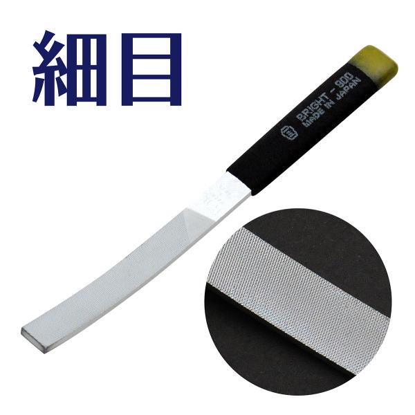 バリ取りで定評のある“ヴァリイト”を曲げて“ヴァリト-M”として生み出しました。いわゆるコテヤスリで、凹んだ溝部の研削や平面上の突起(リベット部など)の研削にと、従来のまっすぐなヤスリでは削りにい作業でも、スムーズに作業出来ます。アイデア次...