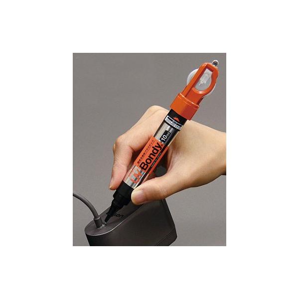 ハンズフリーで使えるUVライトスタンド付き！ペン先から液体プラスチックを塗布したあと、UVライトを4秒照射するだけで瞬時に硬化！ 修理・修繕・成形が、これ1本で行えます！