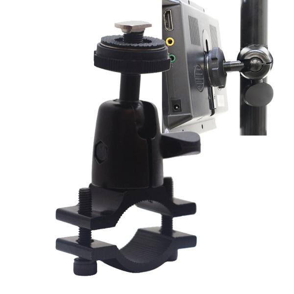 ■ポールやバーにモニターが設置できる取付部分はポールや棒状の物に挟み込む形状となっております。縦、横、斜めなど自由自在にモニター角度の調整も可能です。■詳細スペックサイズ：高さ9.7mm取付部外寸：縦約15〜30mm取付部直径：約20〜35...