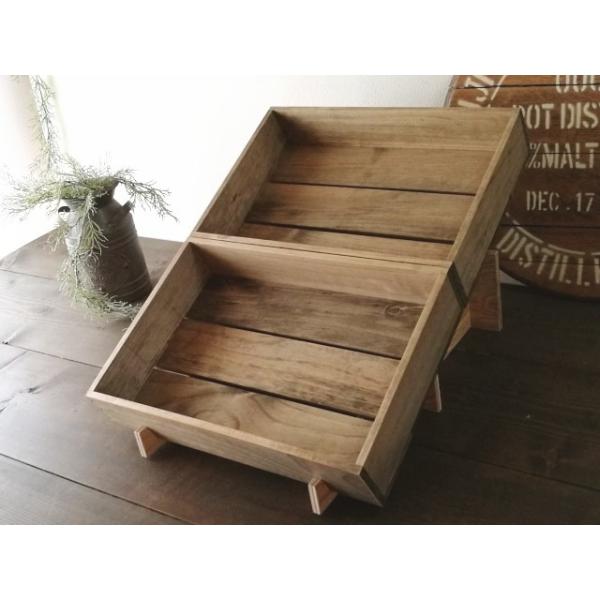 便利な木箱付きの傾斜台セットです！この傾斜台は溝が４本入っており組替えるだけで大小様々な大きさの木箱に対応できる便利アイテム♪セパレートタイプの傾斜台なので傾斜台と木箱を複数ご購入頂き並べれば横方向への拡張も可能ですので圧巻のディスプレイも...