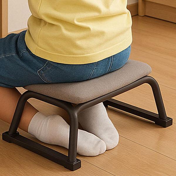 長時間の正座も快適にサポートする正座椅子です。（個人差あります）◆正座椅子の特徴・座面は固めとなります。・スチール製のしっかりとしたフレームに、クッション性のある座面と背もたれを備え、安定感と座り心地を両立。・正座がつらい方やご年配の方にも...